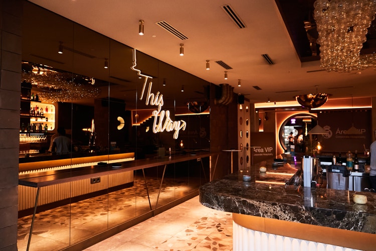 Silver Club Main Stand / 80º Restaurant